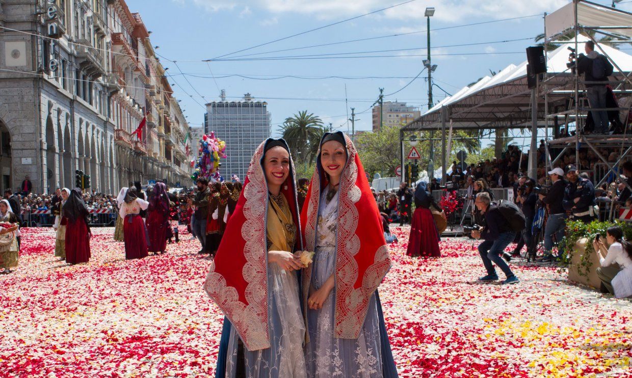 Costumes and festivals | discover-sardinia.com